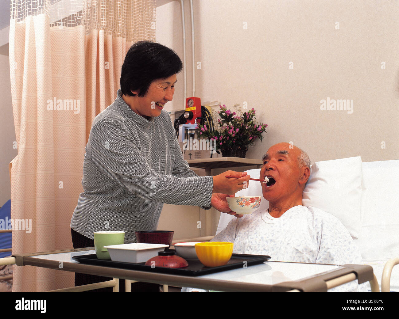 Hospital feeding elderly patient hi-res stock photography and images ...