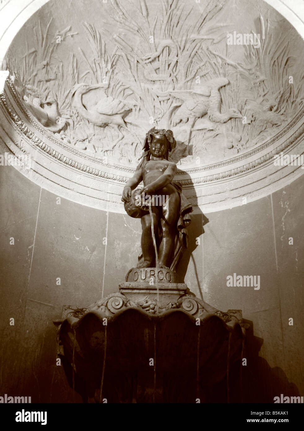 statue illuminated at night in paris france Stock Photo - Alamy