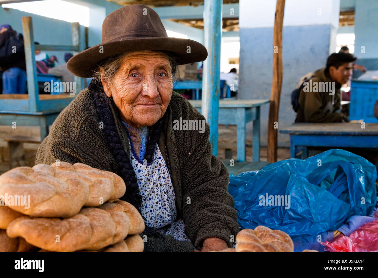 Peru woman sad hi-res stock photography and images - Alamy