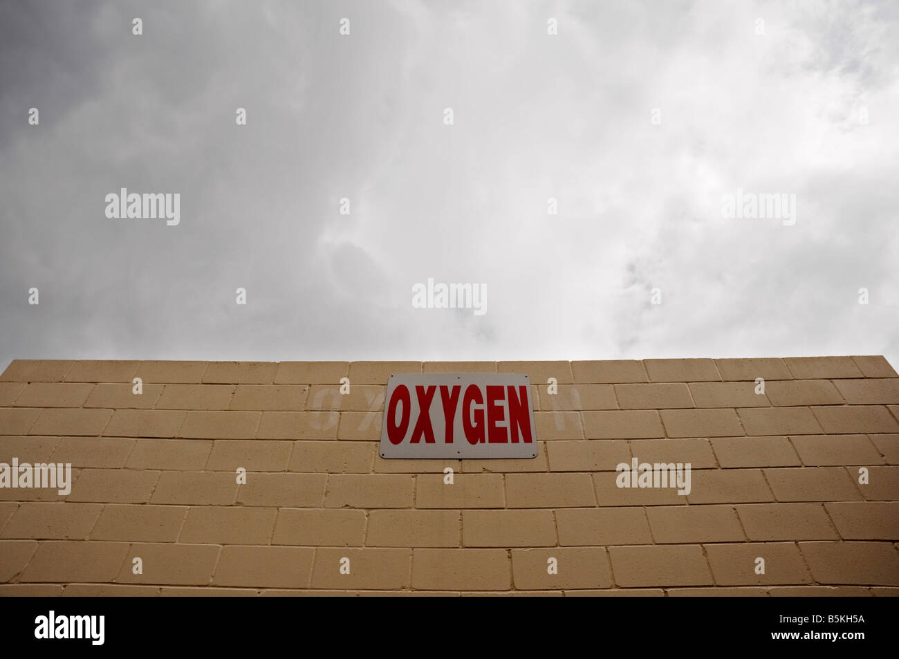 oxygen sign on huge outdoor oxygen container at medical facility Stock ...