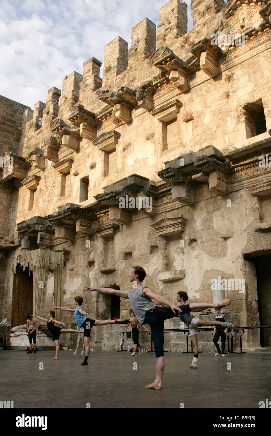Male ballet dancer arabesque hi-res stock photography and images - Alamy
