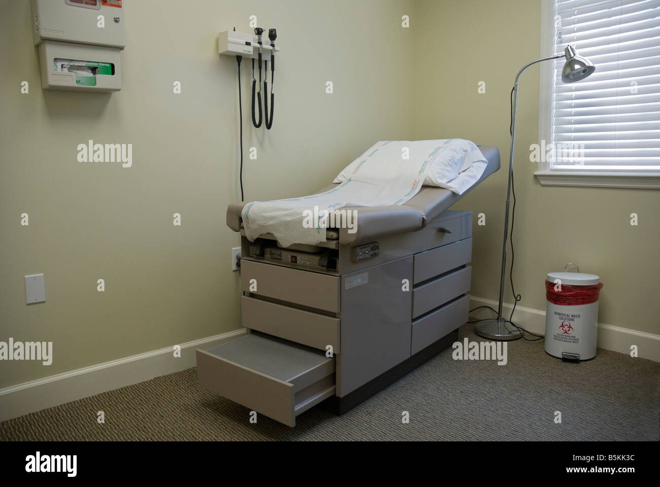 Examination room at a doctor s office hi-res stock photography and ...