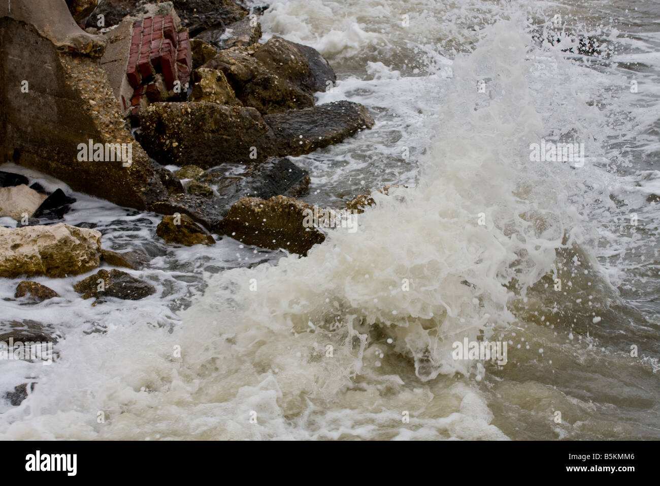 Wave crashing into rocks hi-res stock photography and images - Alamy