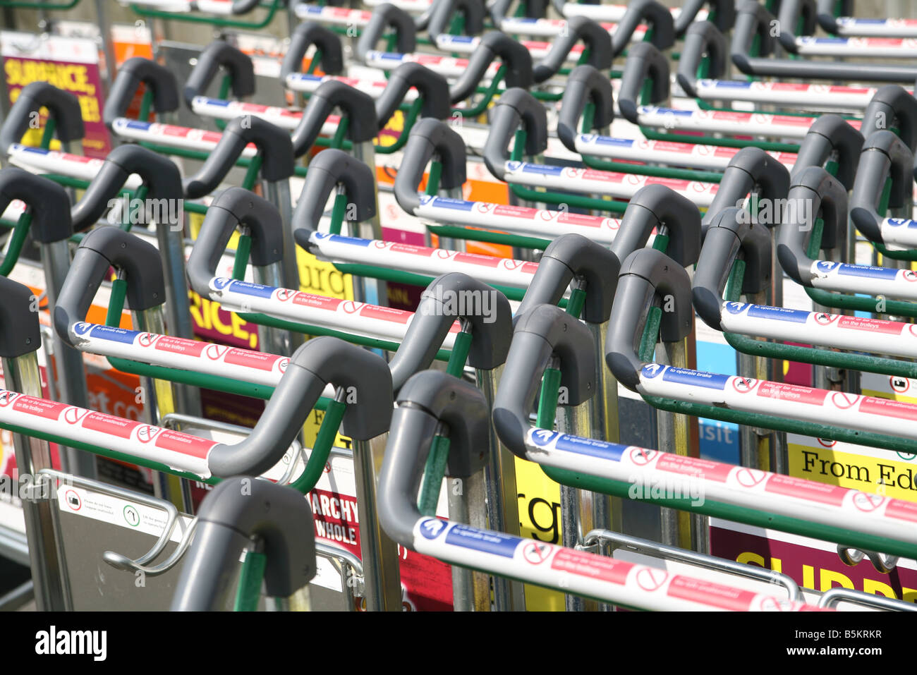 Trolleys in Paris charles de Gaulle airport Stock Photo - Alamy