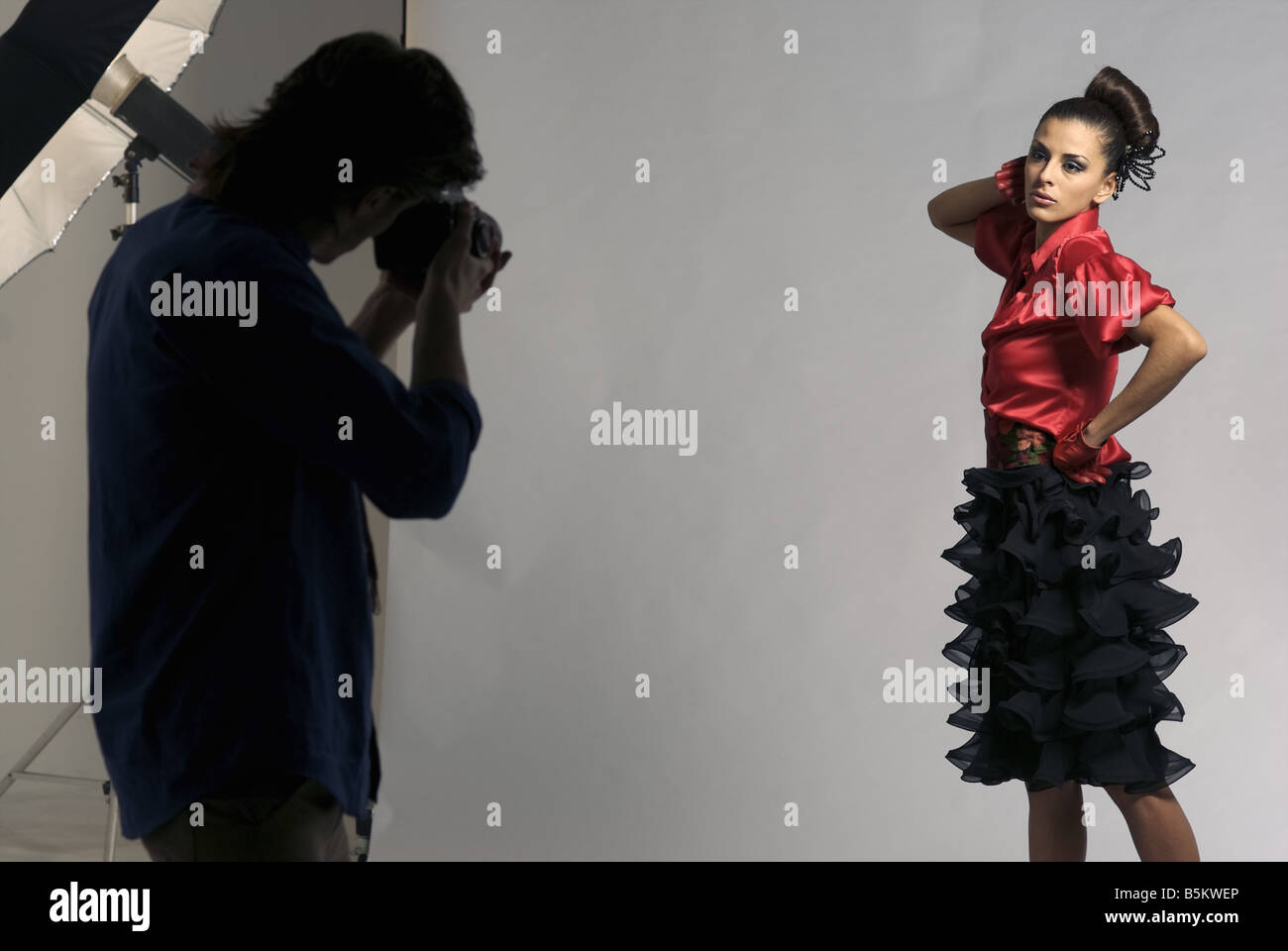 Photographer shooting model in Studio set Stock Photo - Alamy