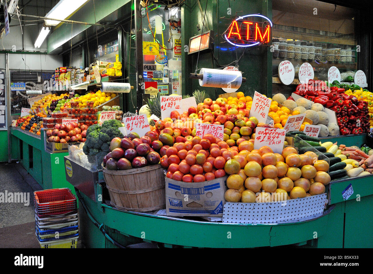 Grocery storefront new york hi-res stock photography and images - Alamy