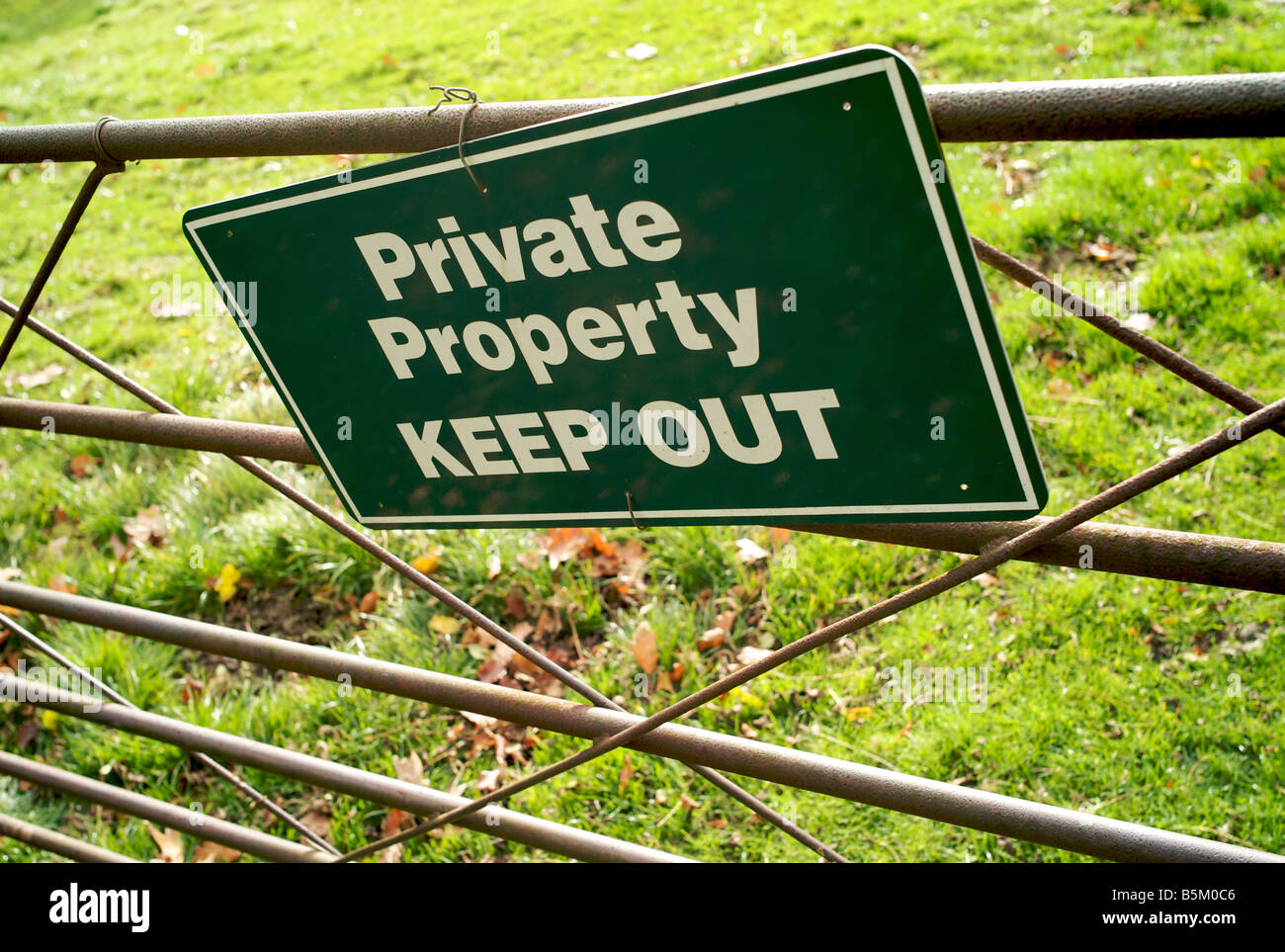 Keep out sign on a field gate Stock Photo - Alamy