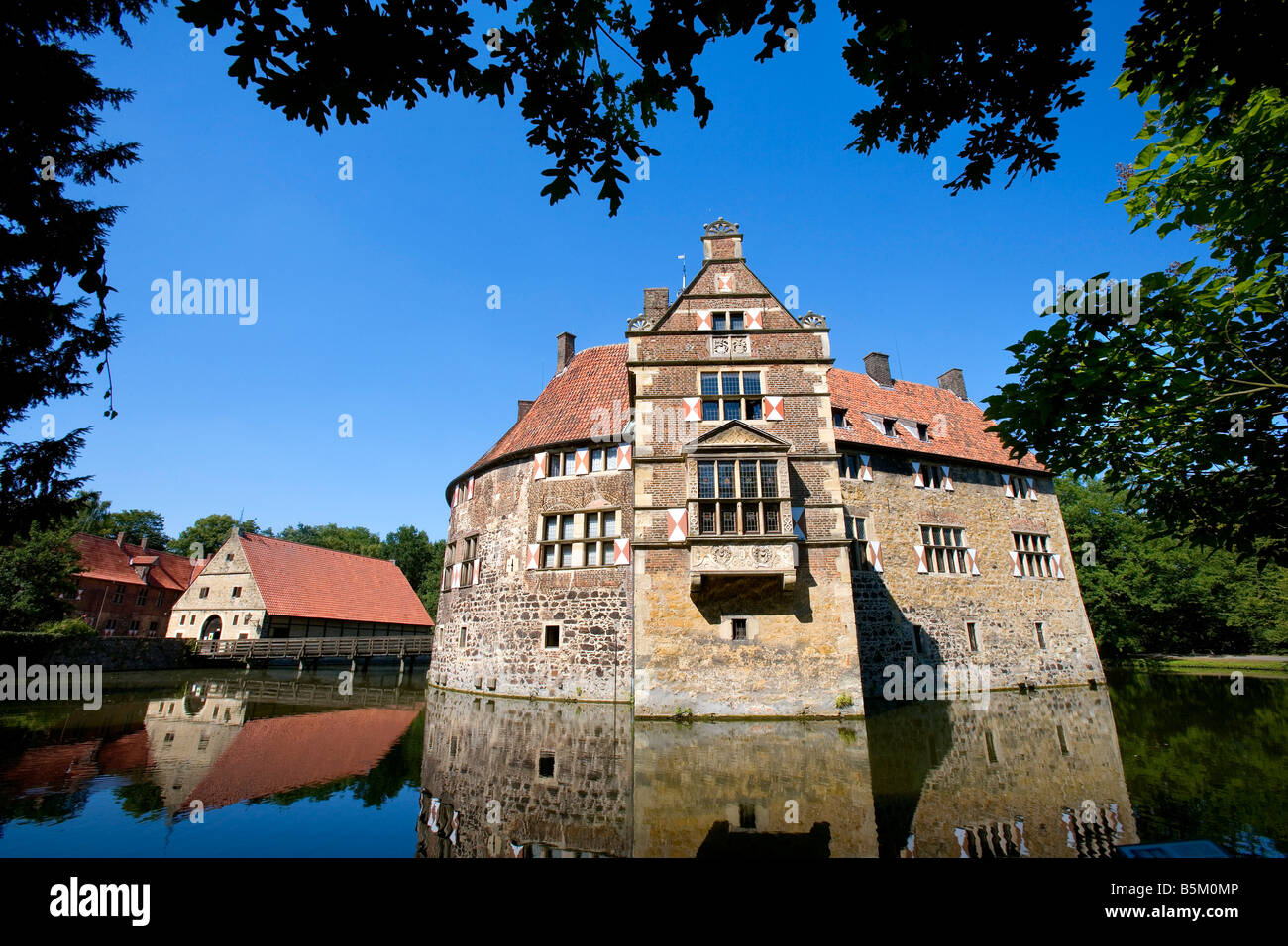 Moated castle vischering hi-res stock photography and images - Alamy