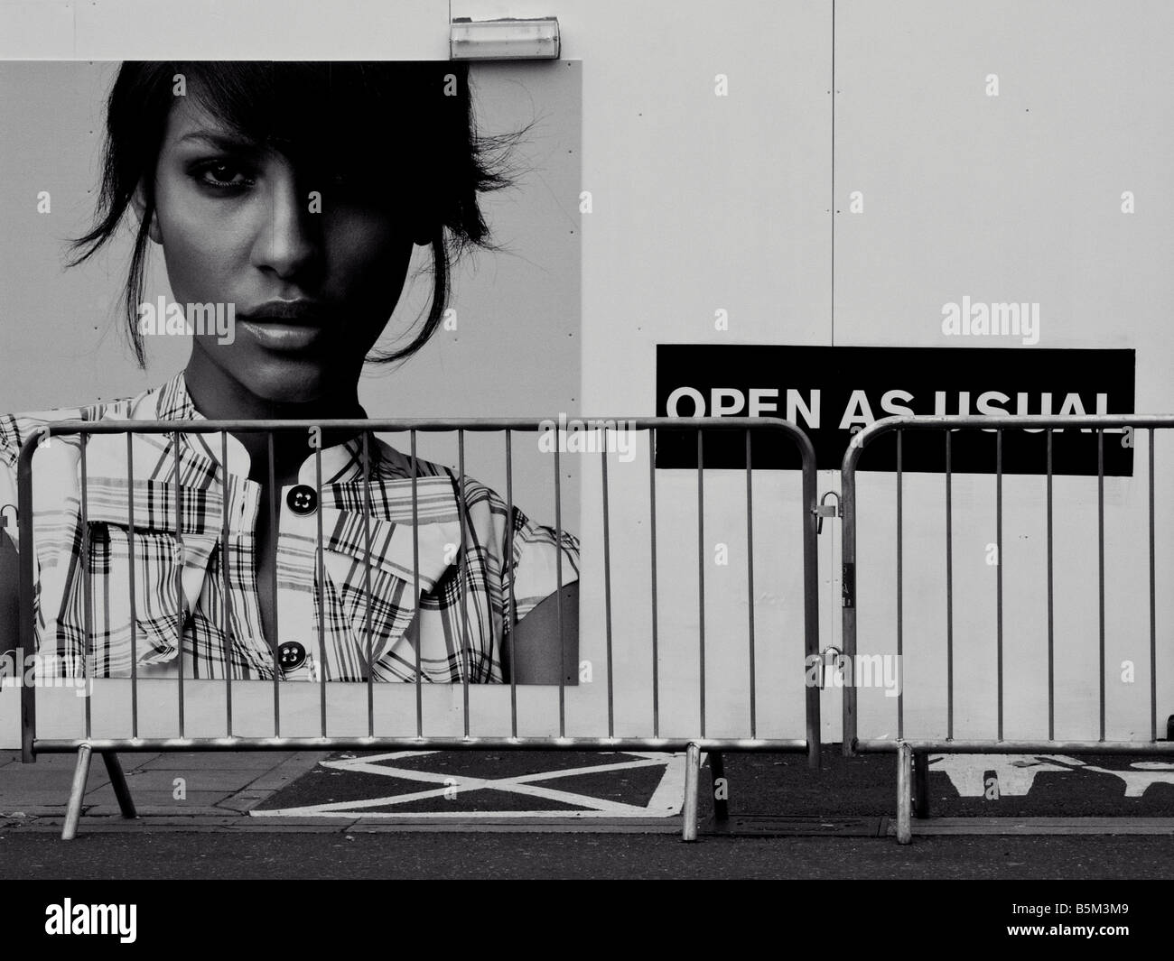 Hoarding and Safety Barrier to Retail Construction Site Stock Photo - Alamy