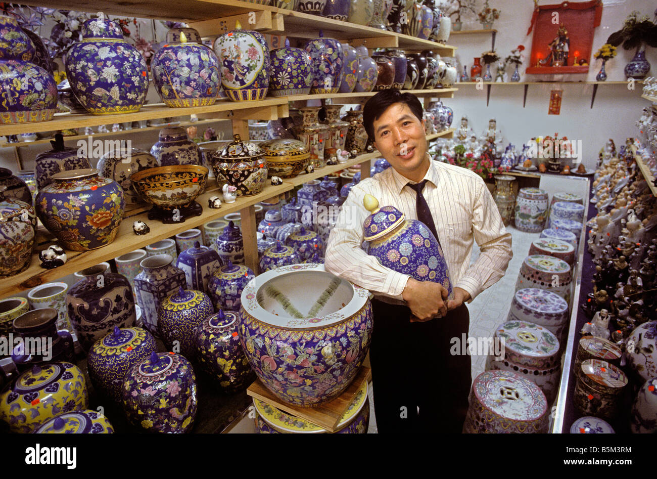 Asian art store hi-res stock photography and images - Alamy