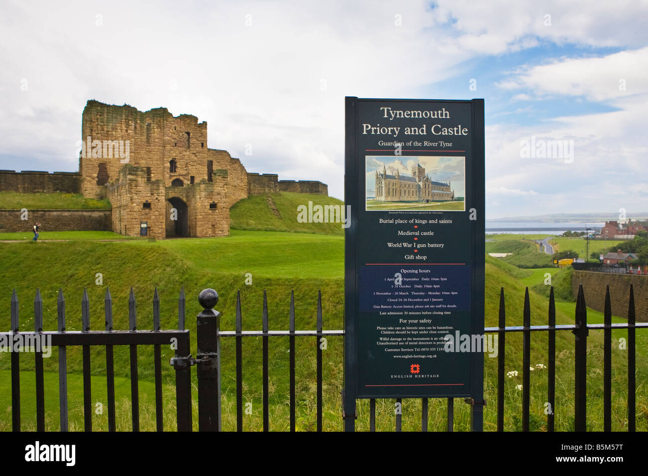 Tynemouth Priory and Castle Stock Photo - Alamy