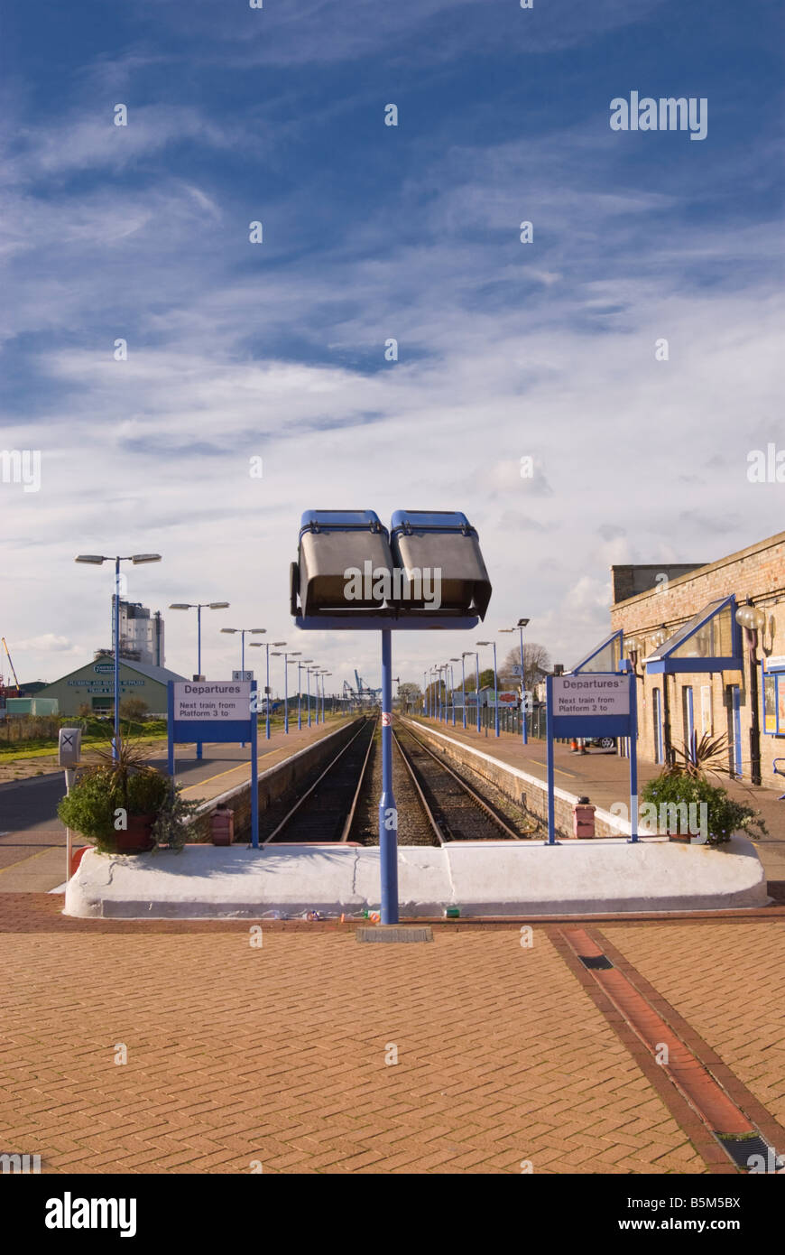 Empty station platform hi-res stock photography and images - Alamy