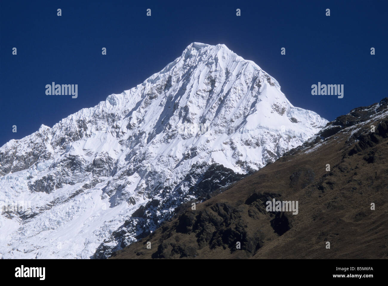 Mt Salcantay in Cordillera Vilcabamba range, seen from near Sisaypampa ...