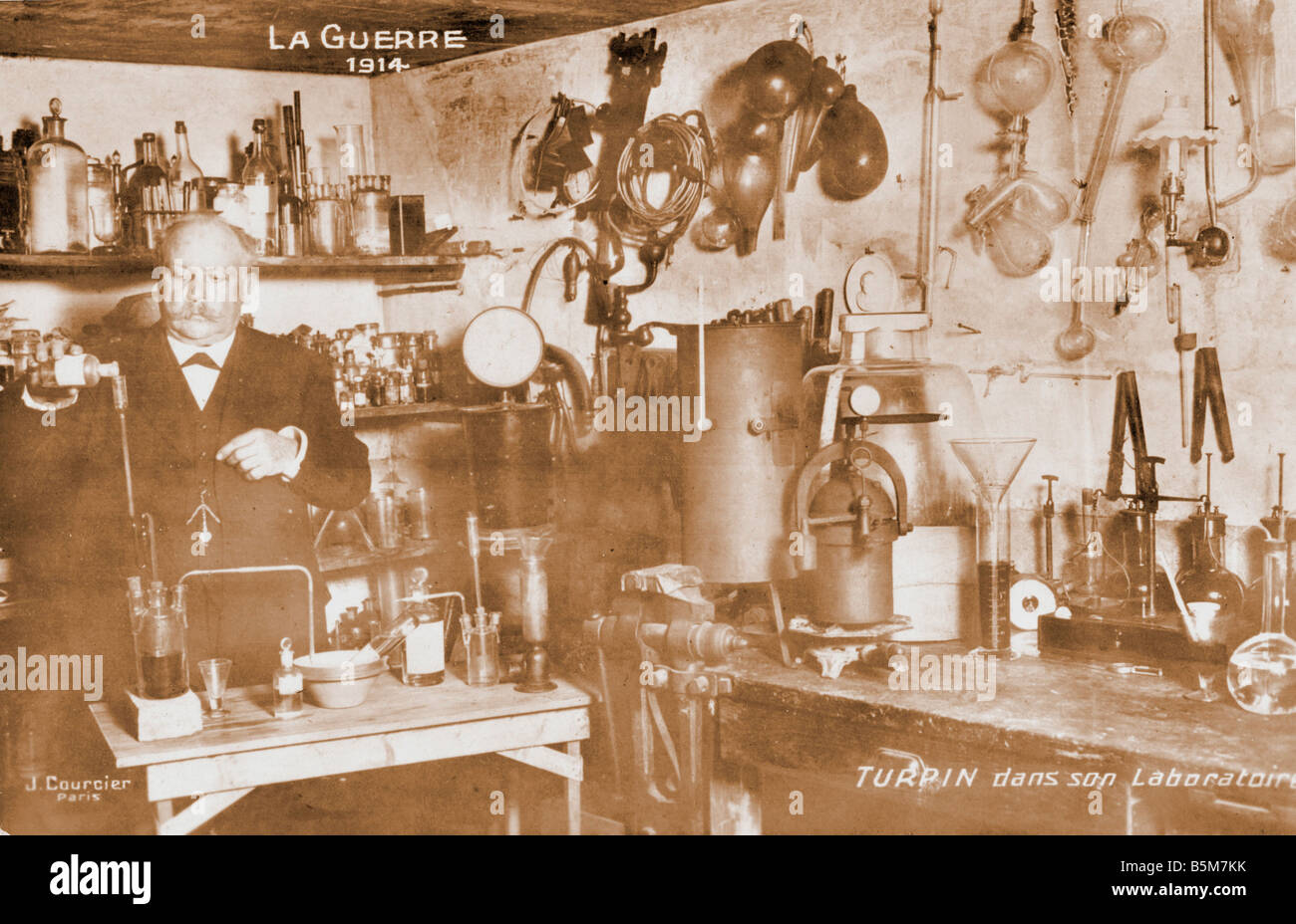 Chemistry laboratory 1900s hi-res stock photography and images - Alamy