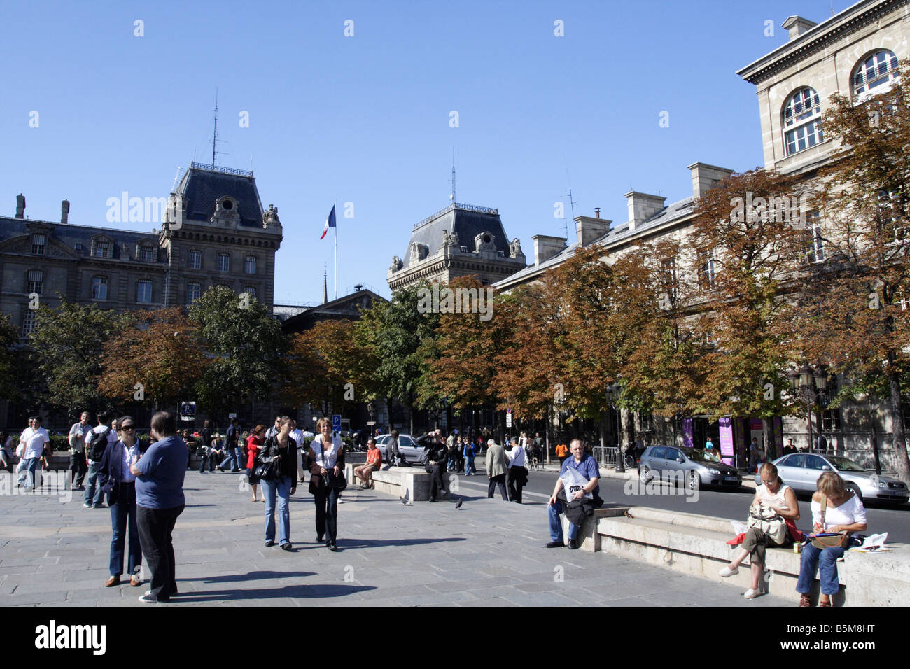 Tourists relaxing in the Place du Parvis-Notre-Dame, Paris Stock Photo ...