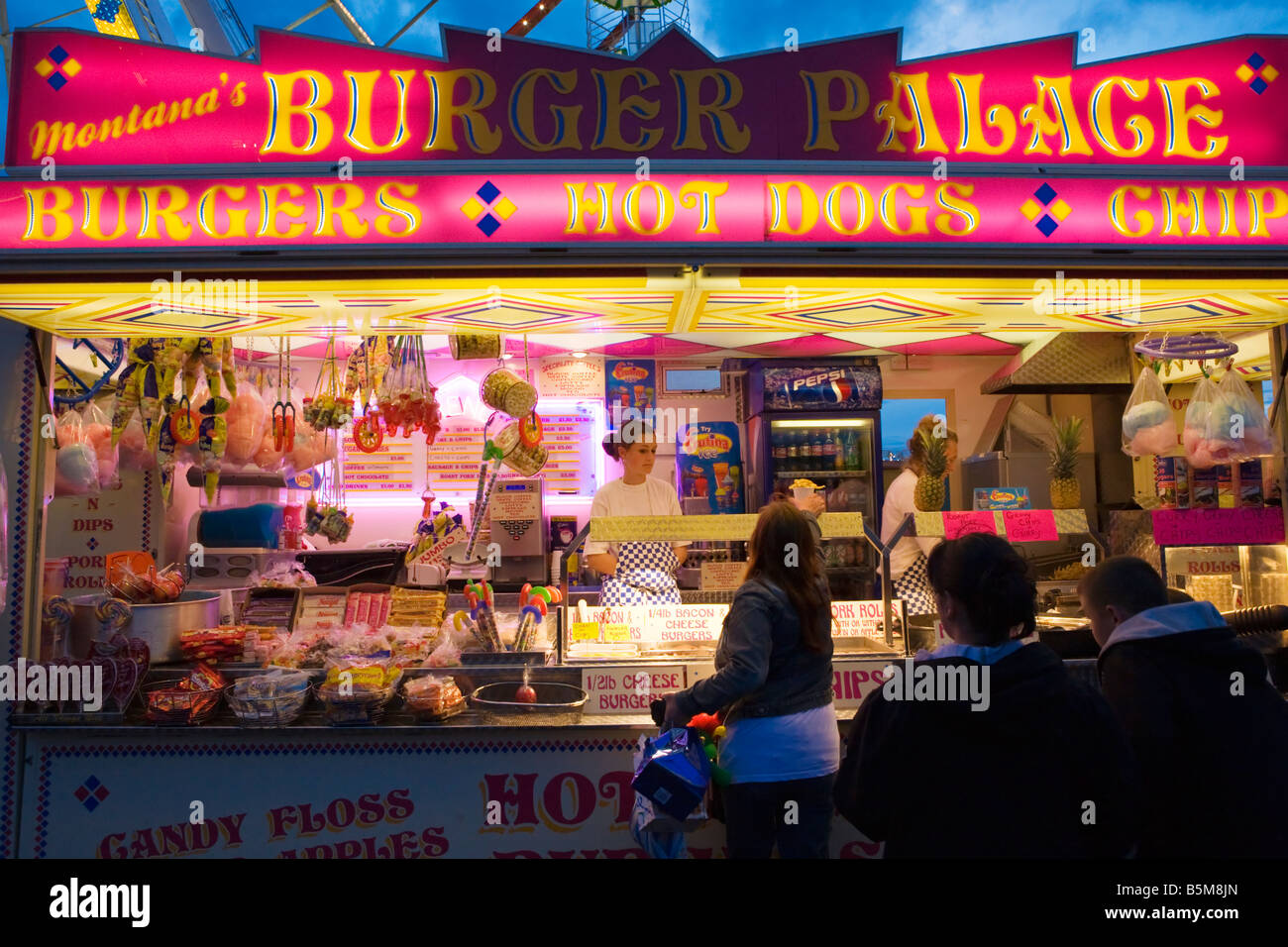 Dusk shot of fast food outlet hi-res stock photography and images - Alamy