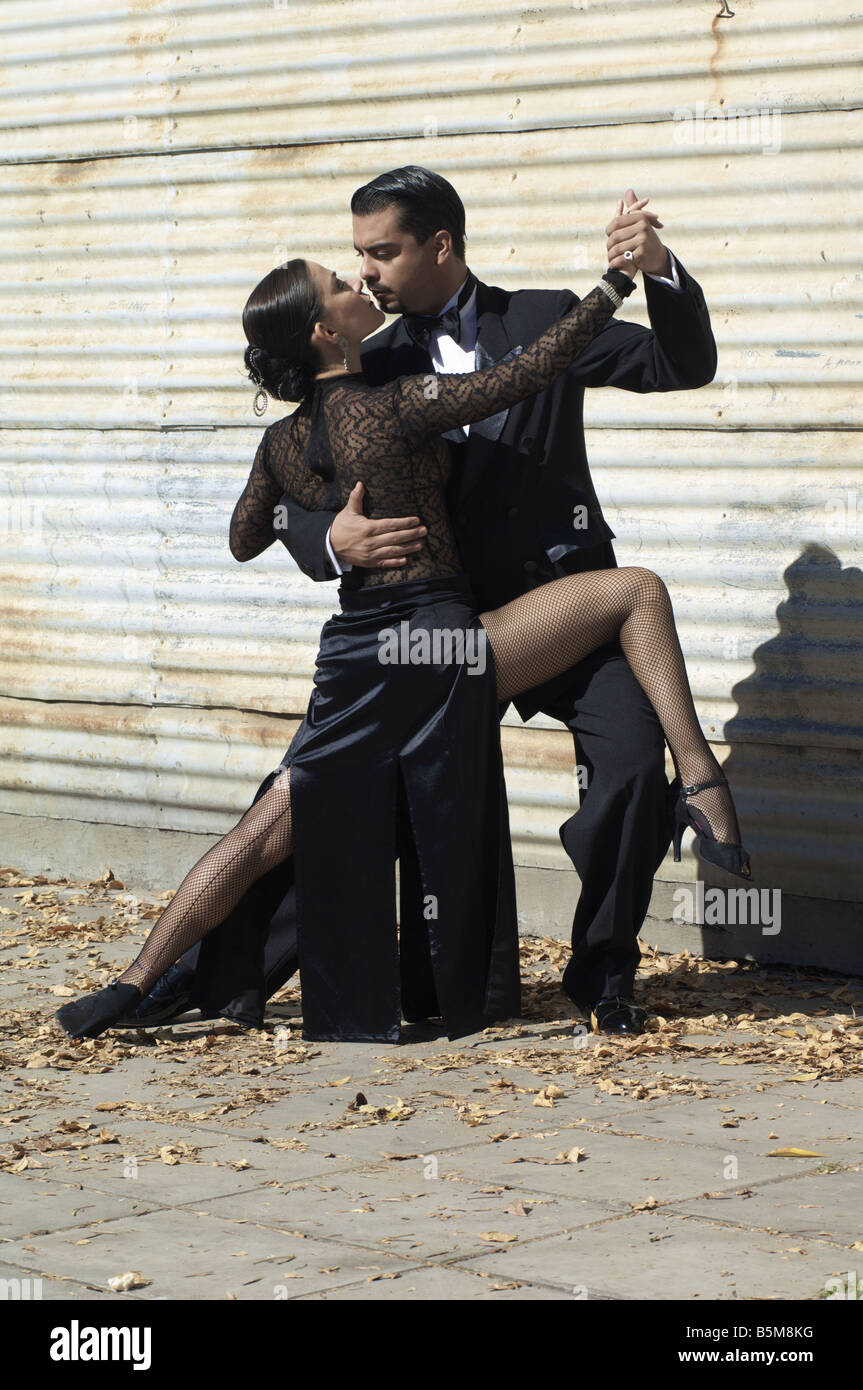 Tango dancers hi-res stock photography and images - Alamy