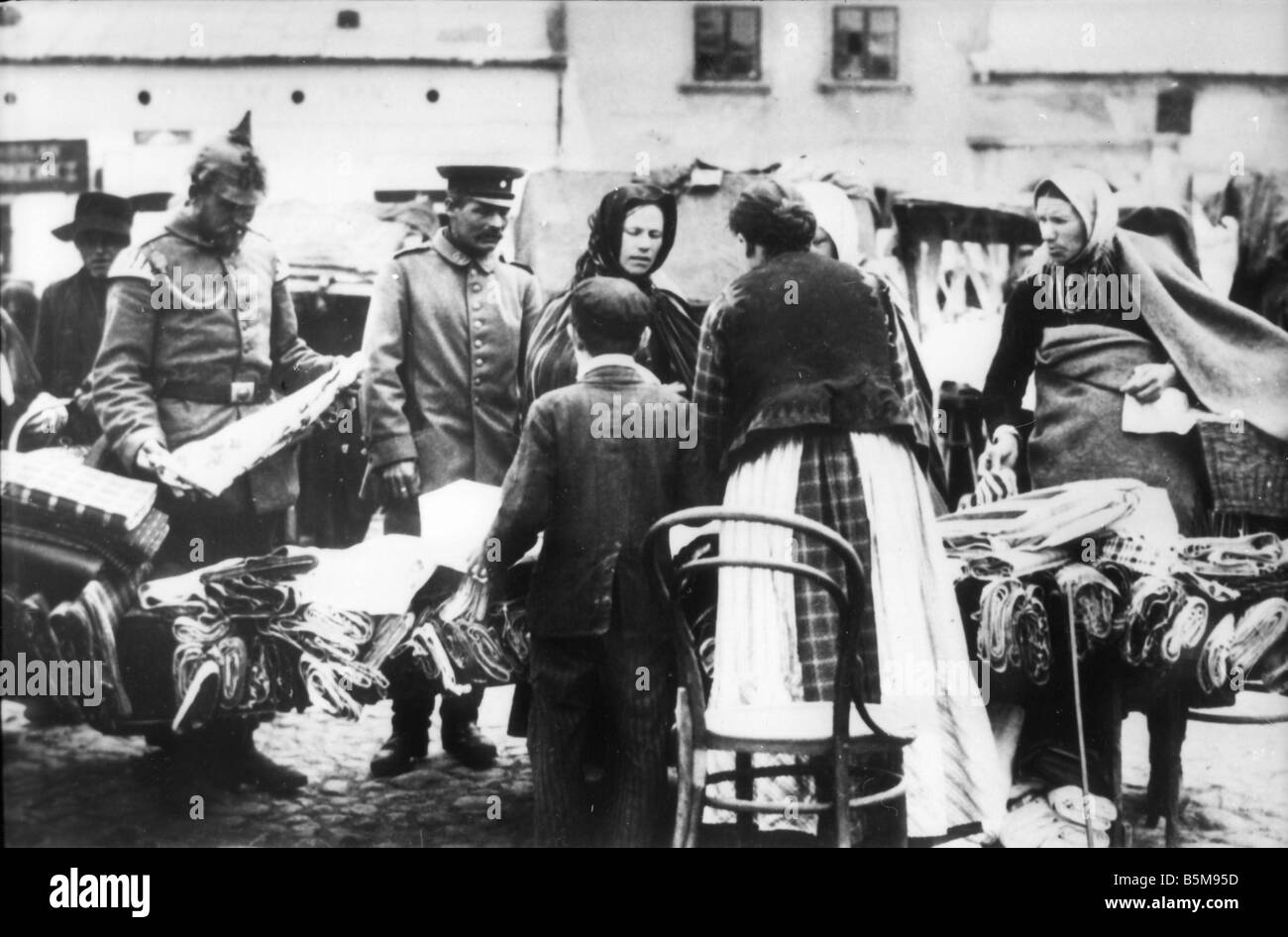 2 G55 O1 1916 8 B German soldiers Jewish traders 1915 History World War ...