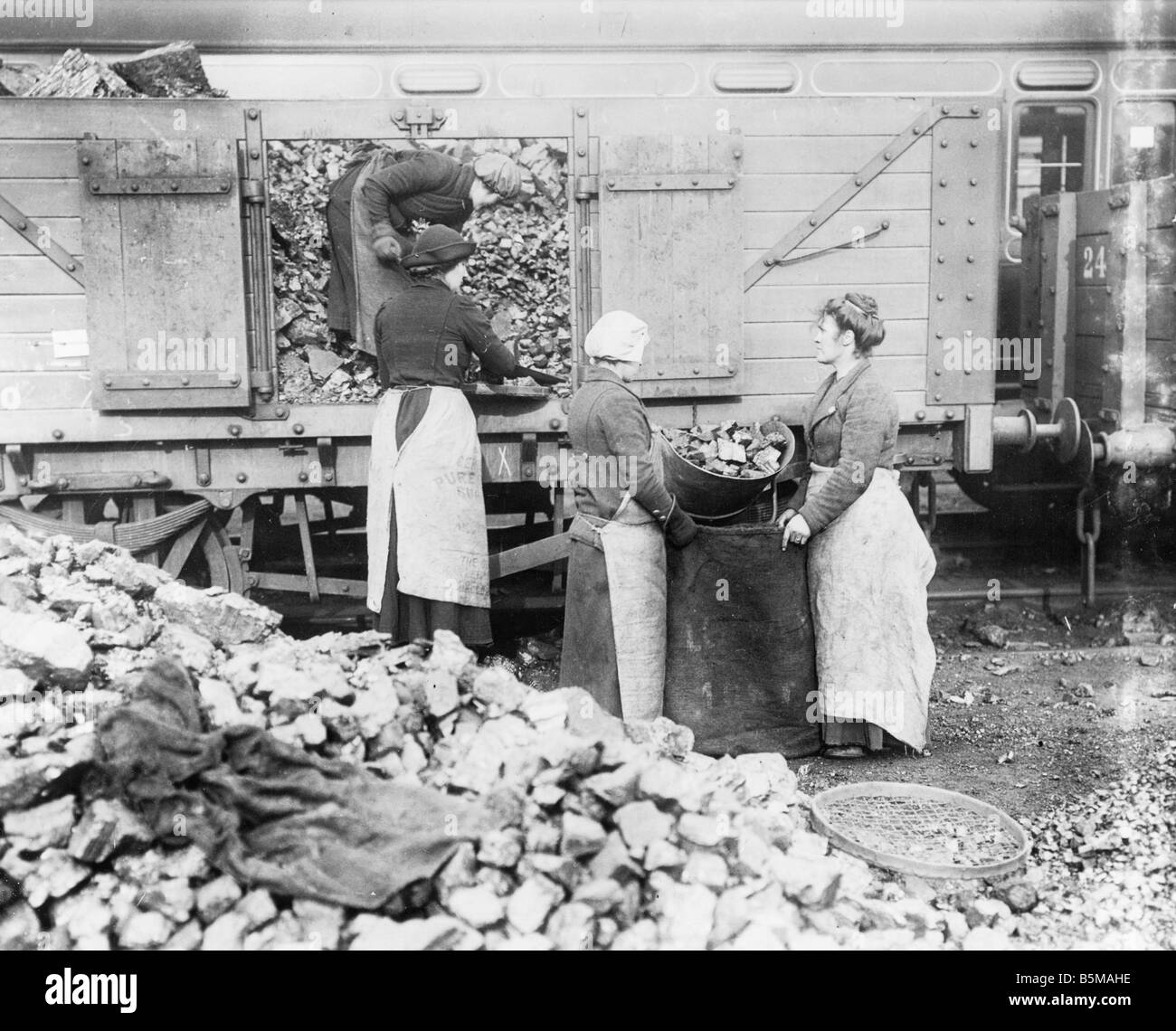 Coal women hi-res stock photography and images - Alamy