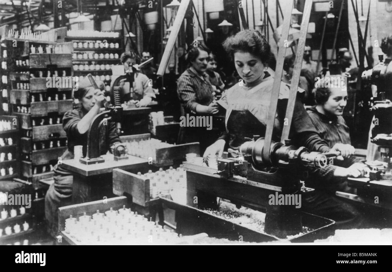 Munitions factory women world war 2 hi-res stock photography and images ...
