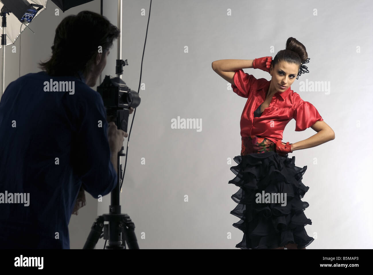 Photographer shooting model in Studio set Stock Photo - Alamy