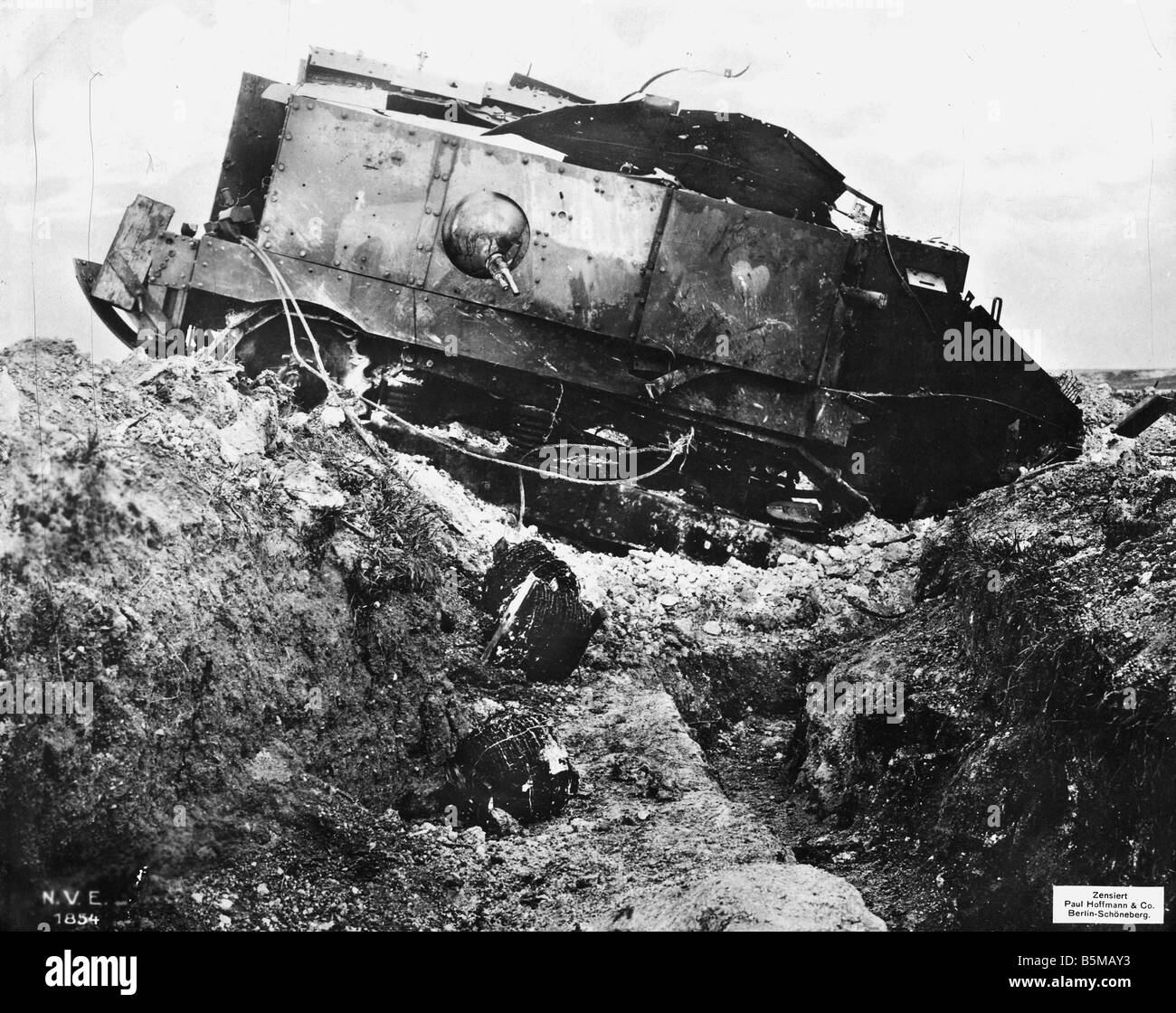 2 M65 P2 1918 5 Destroyed English tank Photo Military Weapons Tank ...