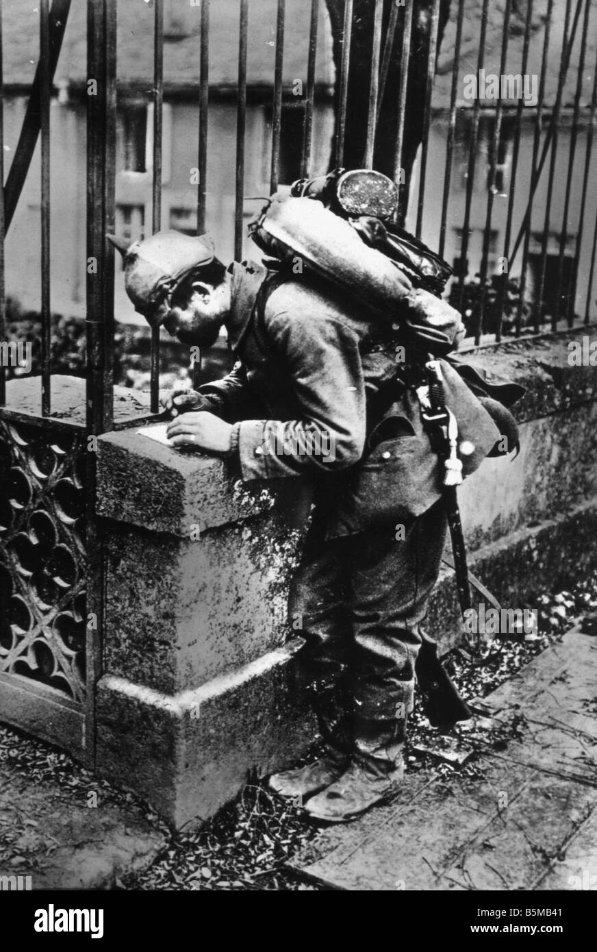 2 P80 F1 1914 2 Soldat schreibt Feldpostbrief 1 WK Post Feldpost ...