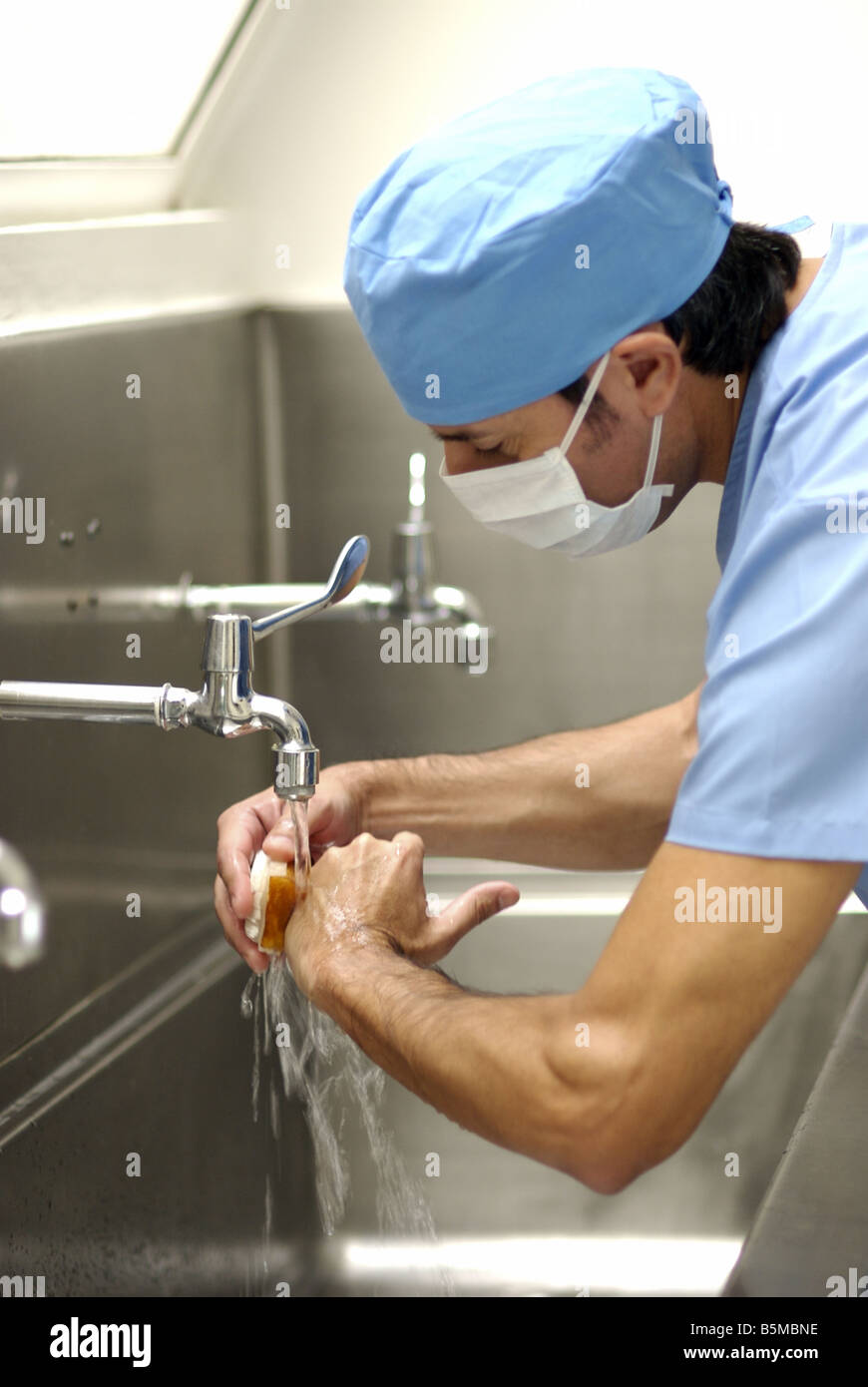 Doctor washing hands hispanic hi-res stock photography and images - Alamy