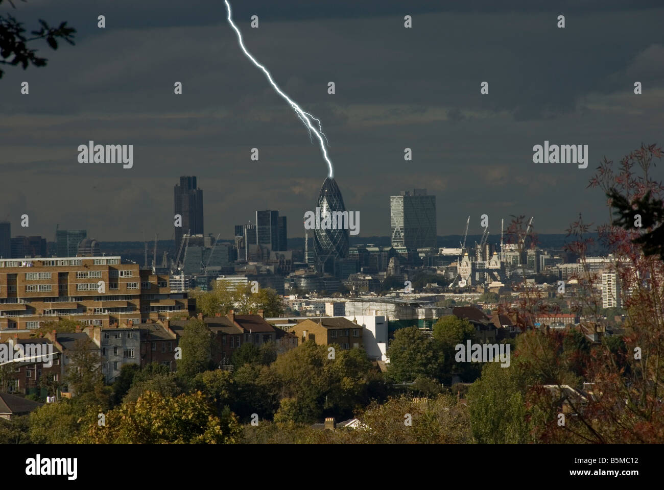 London lightning storm hi-res stock photography and images - Alamy