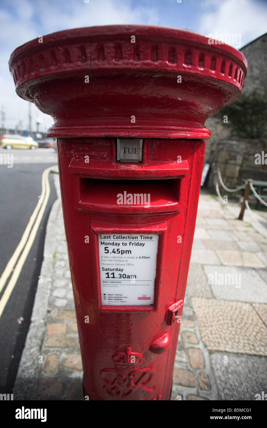 Traditional english post box hi-res stock photography and images - Alamy