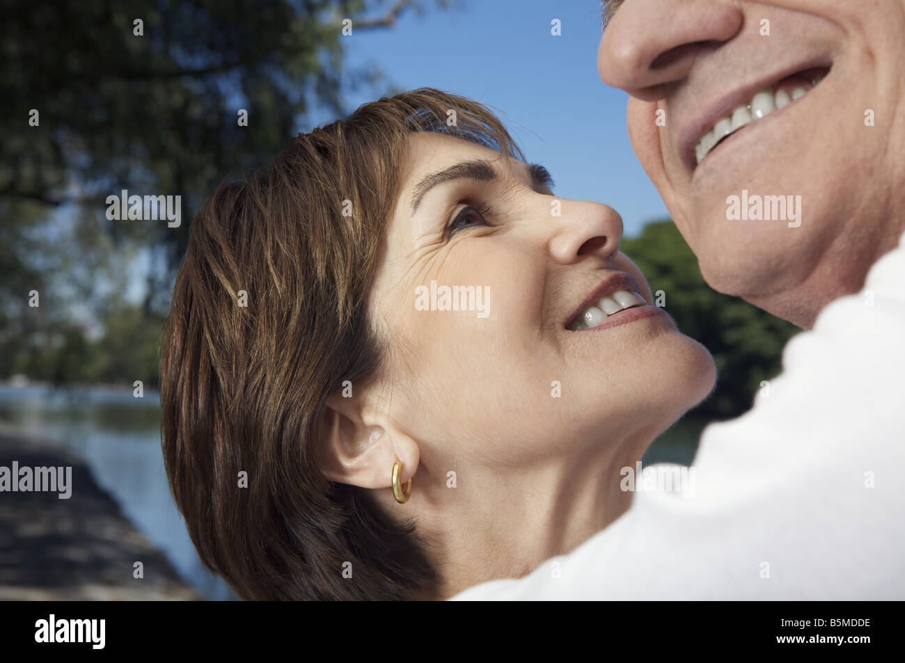 An elderly couple hugging Stock Photo - Alamy