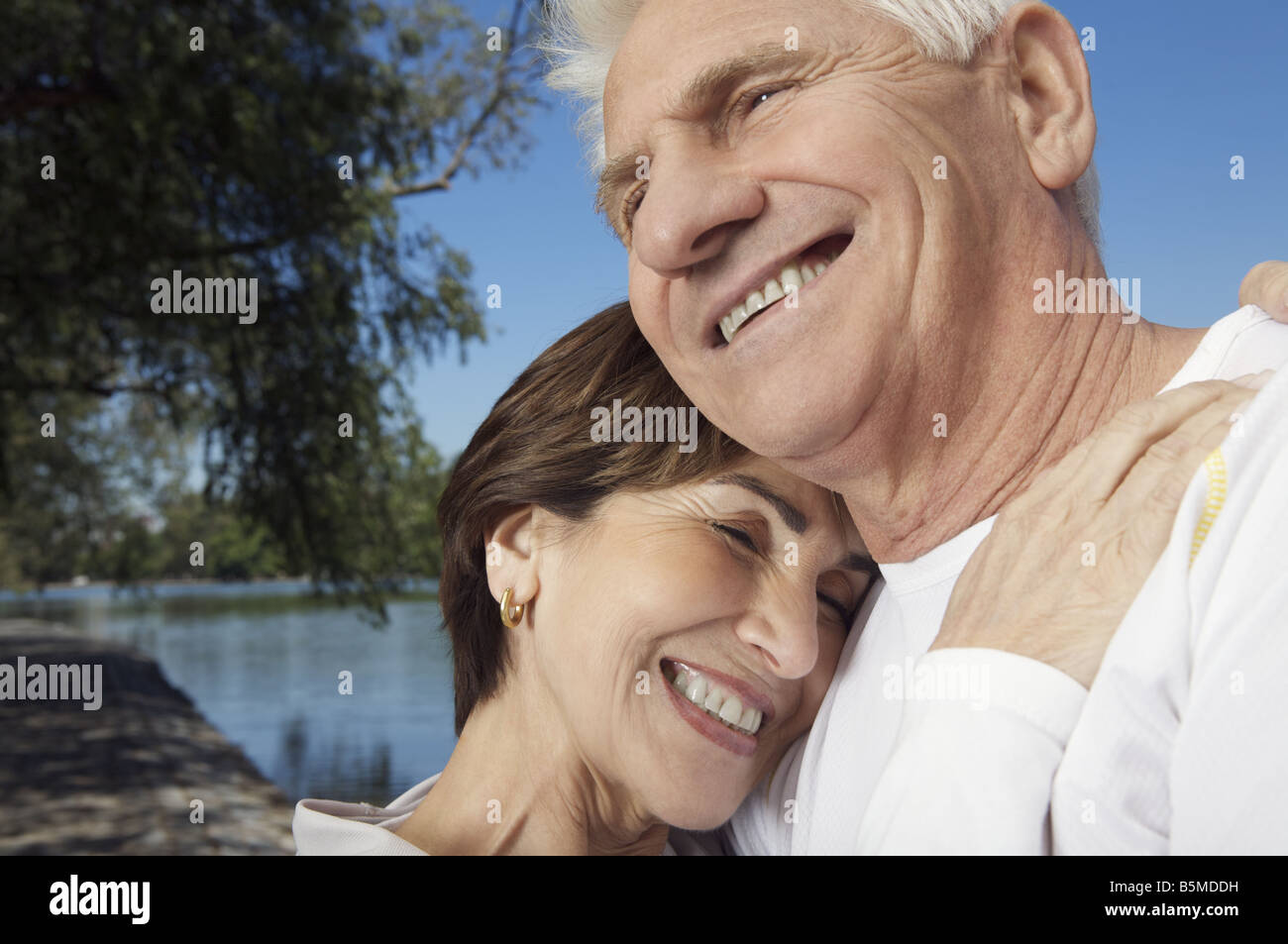 An elderly couple hugging Stock Photo - Alamy