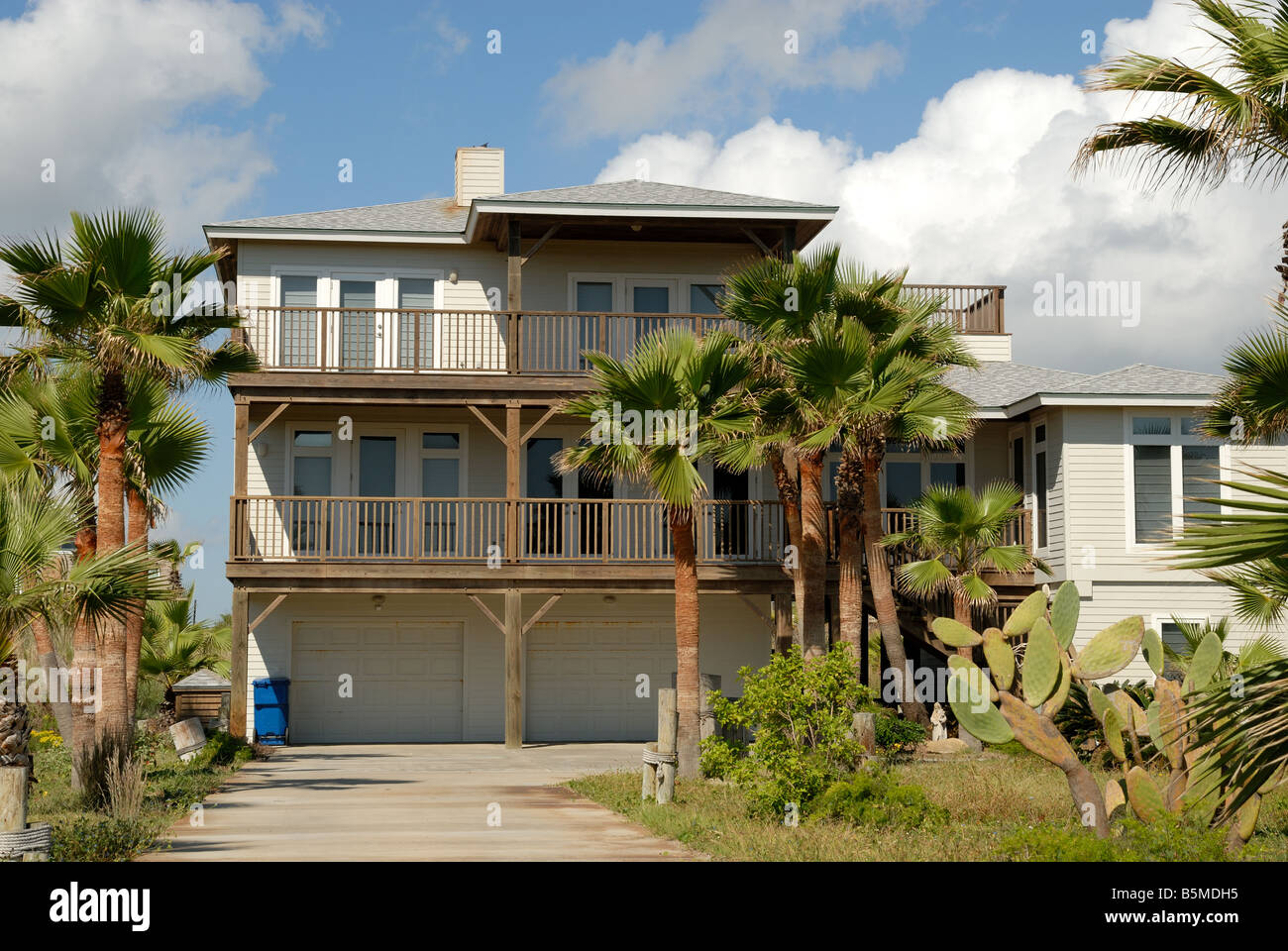 Terrace house with garage hi-res stock photography and images - Alamy