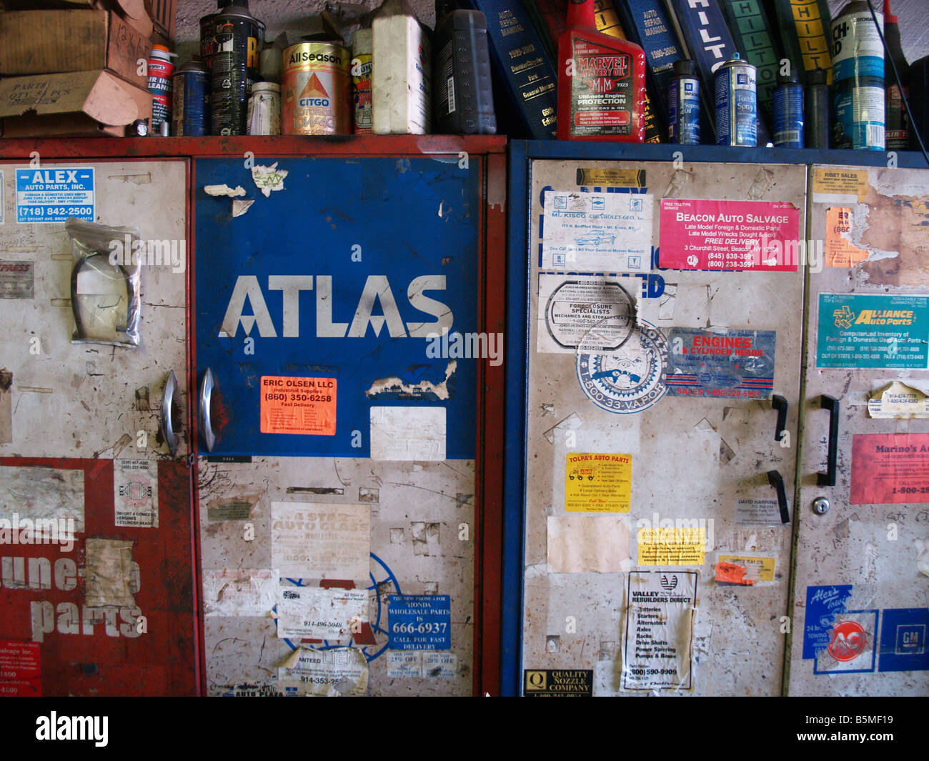 Auto mechanic shop Stock Photo - Alamy