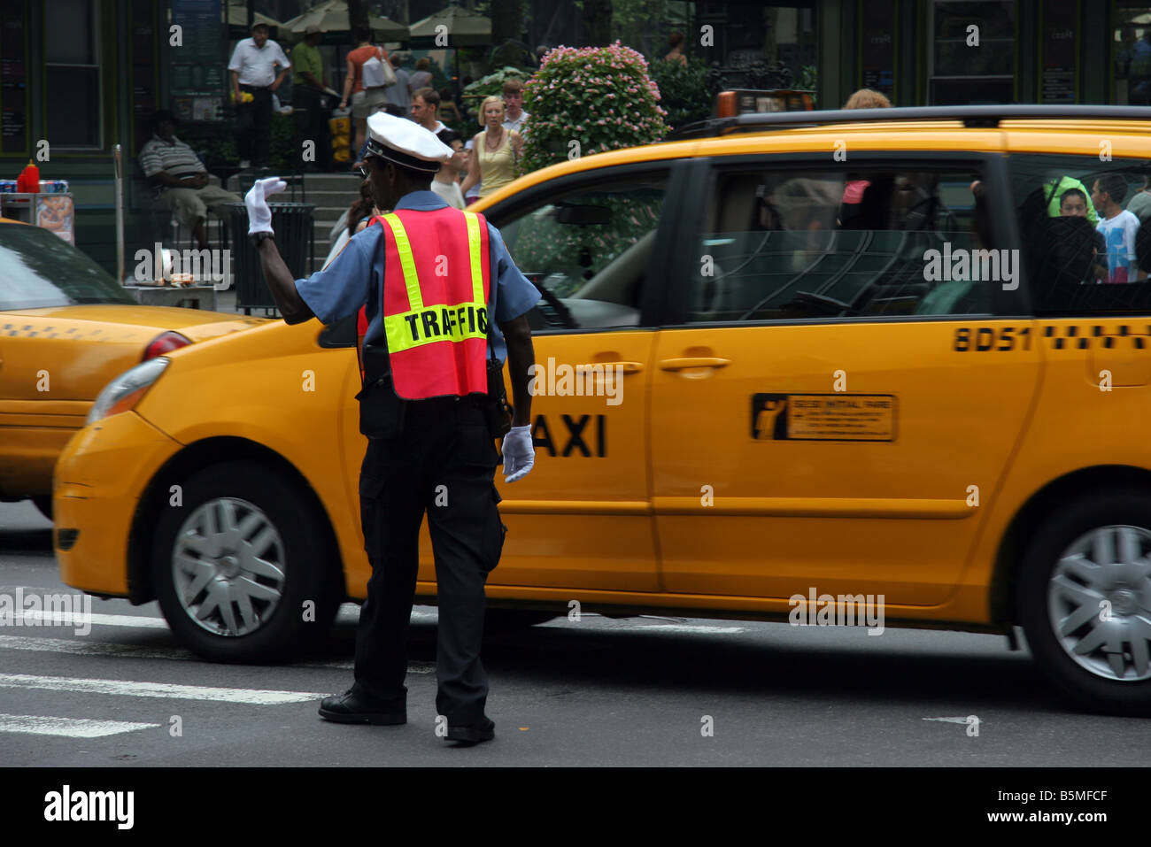 NYPD traffic officer directing traffic in Manhattan Stock Photo - Alamy