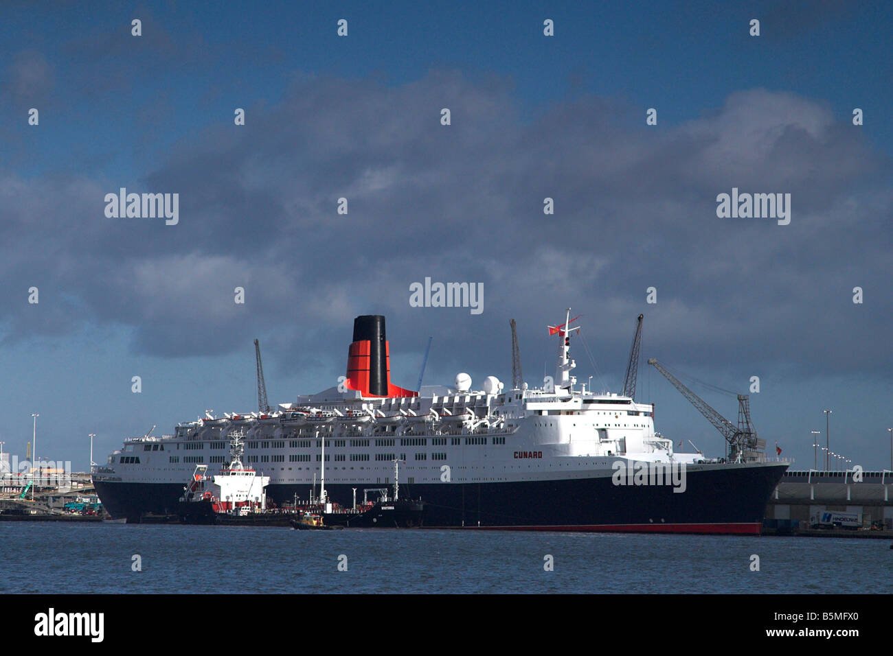 Qe2 ship hi-res stock photography and images - Alamy
