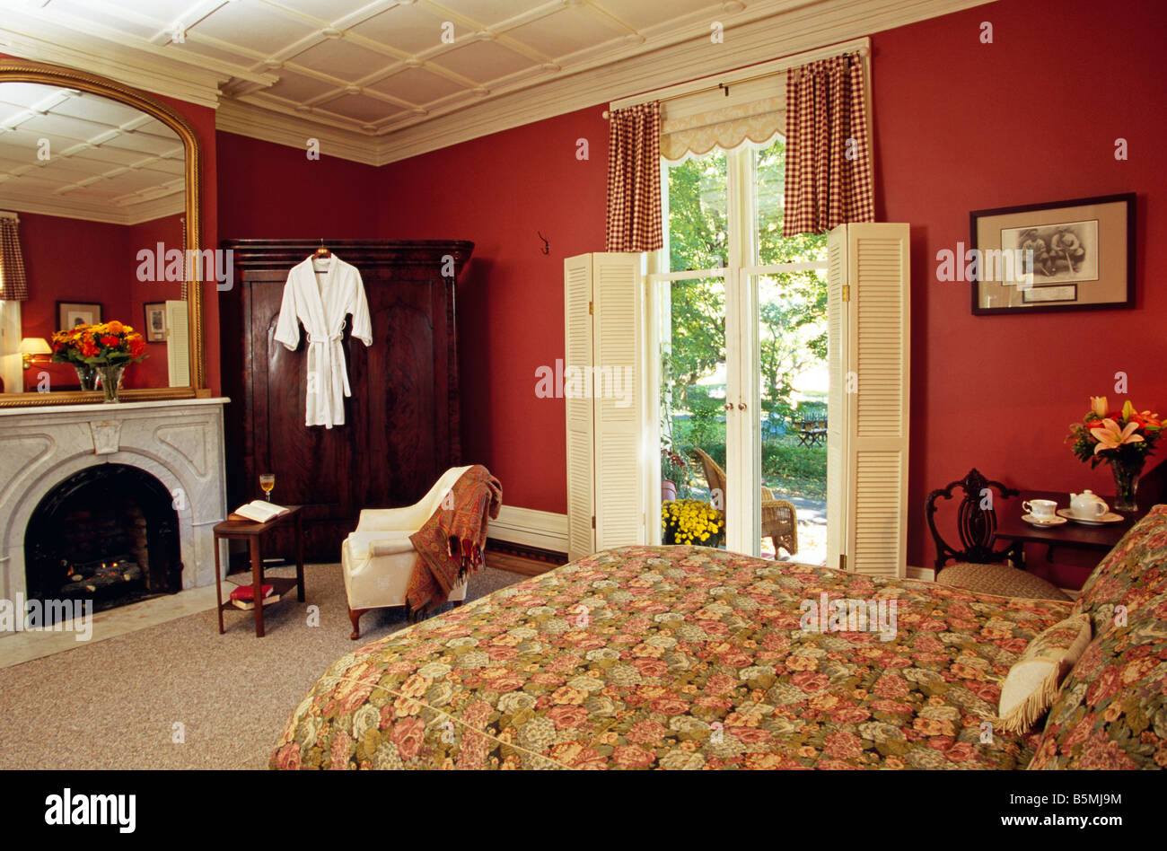 Bedroom in Luxury Inn Stock Photo - Alamy