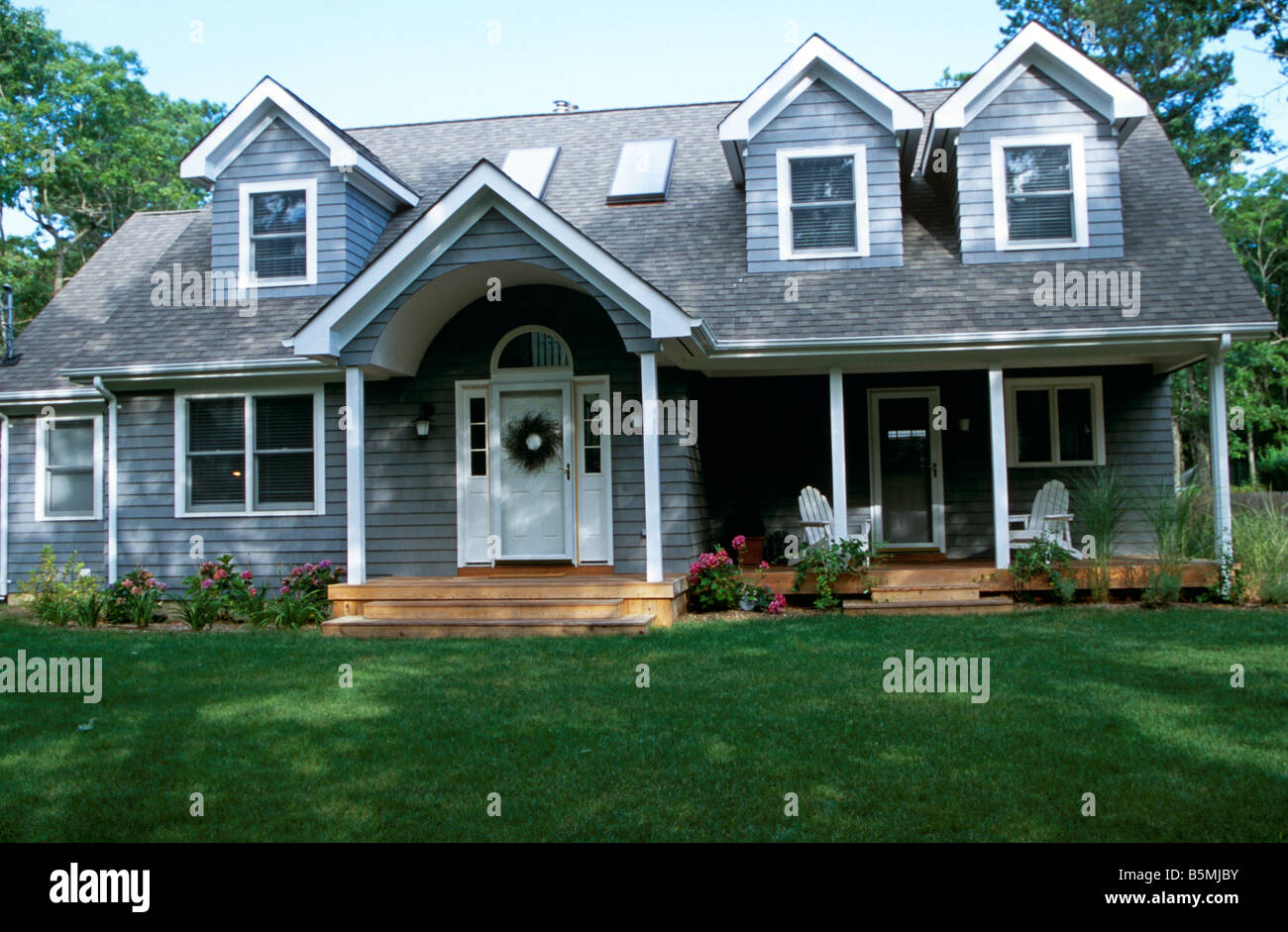 Middle class house exterior hi-res stock photography and images - Alamy
