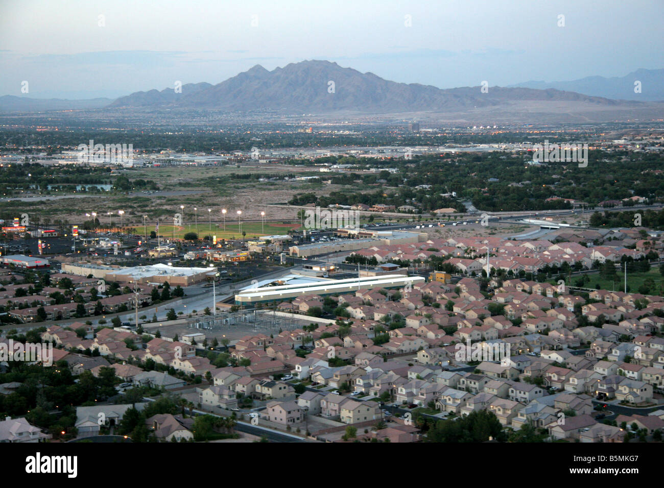 Suburban houses evening usa hi-res stock photography and images - Alamy