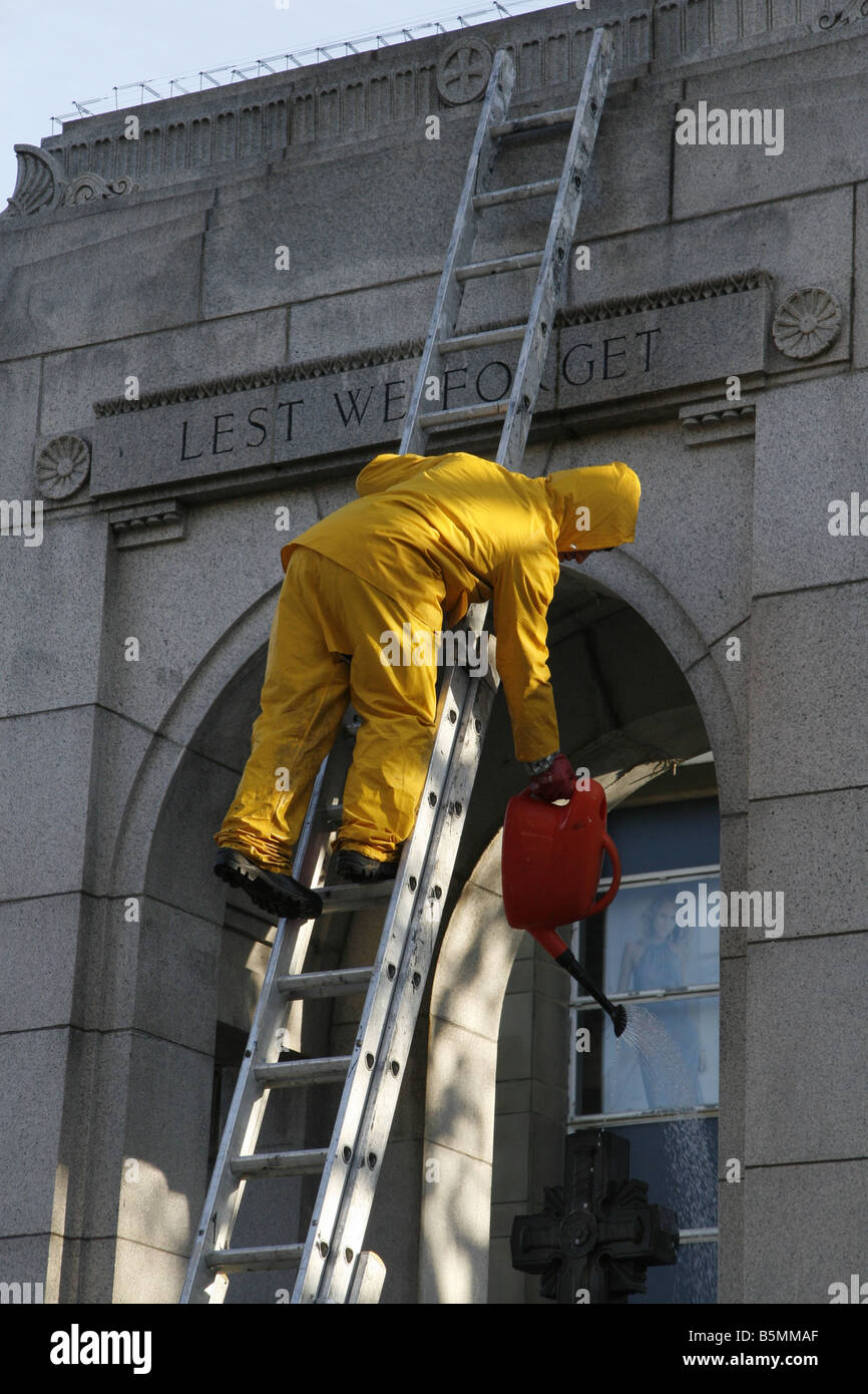 Cleaning cenotaph ladders ladder hi-res stock photography and images ...
