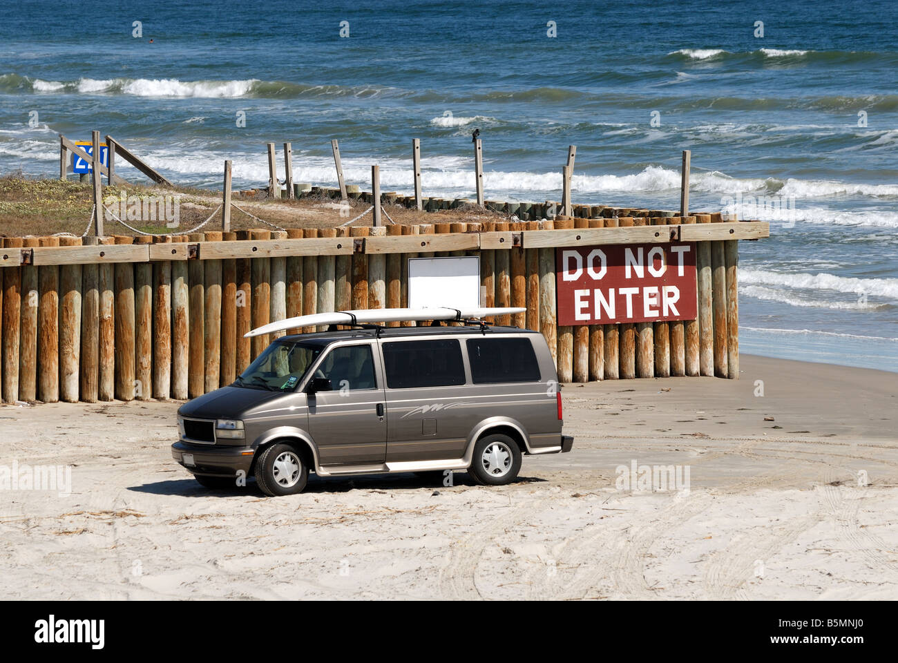 Surfing van hi-res stock photography and images - Alamy