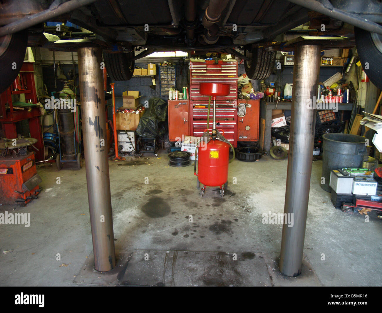 Auto mechanic shop Stock Photo - Alamy