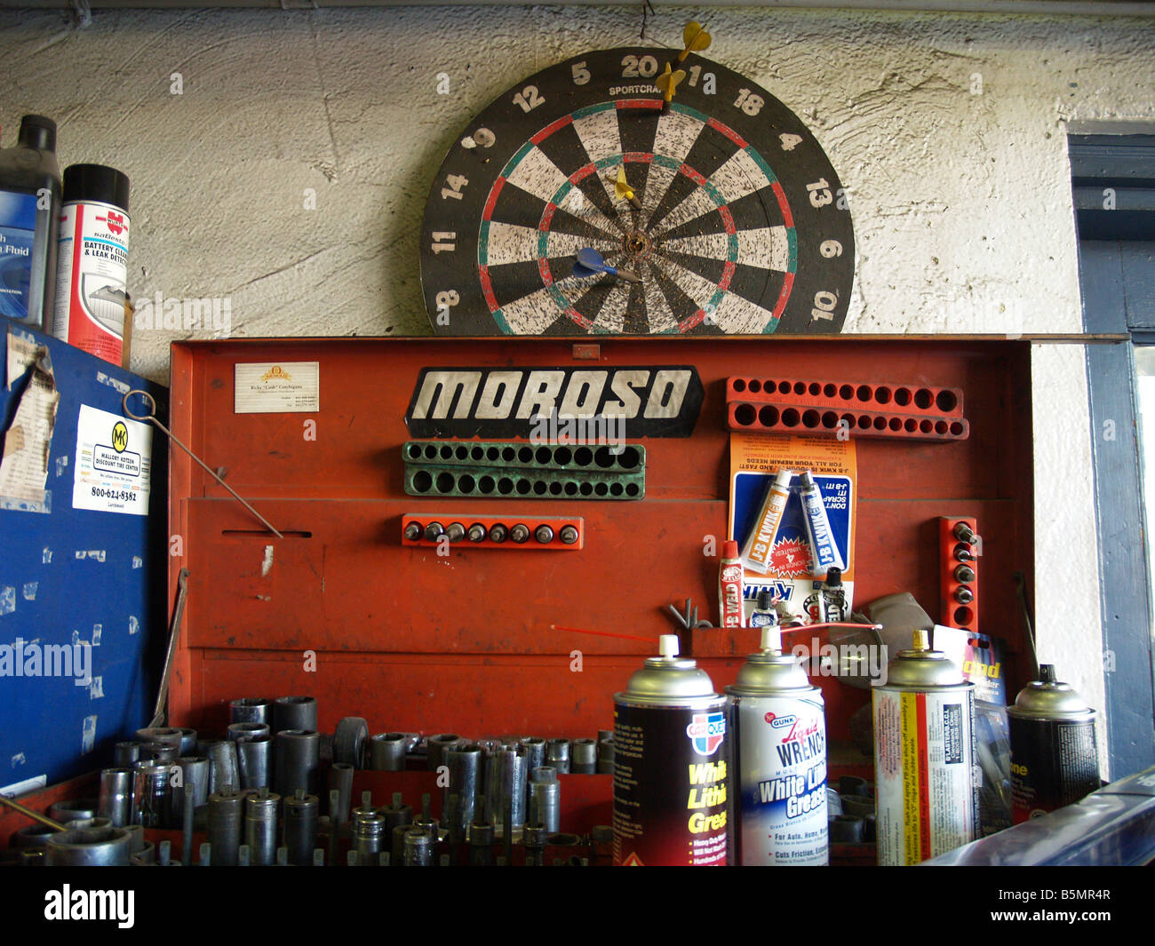 Auto mechanic shop Stock Photo - Alamy
