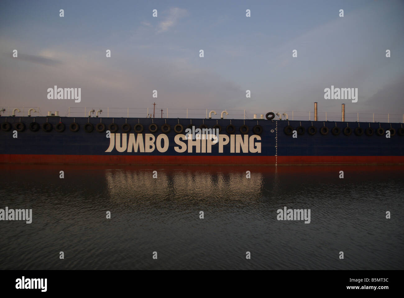 Jumbo shipping hi-res stock photography and images - Alamy