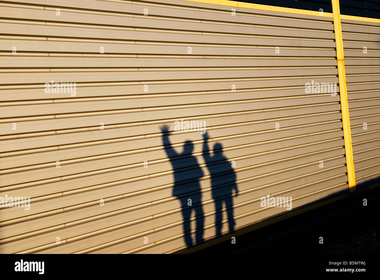 Couple waving goodbye hi-res stock photography and images - Alamy