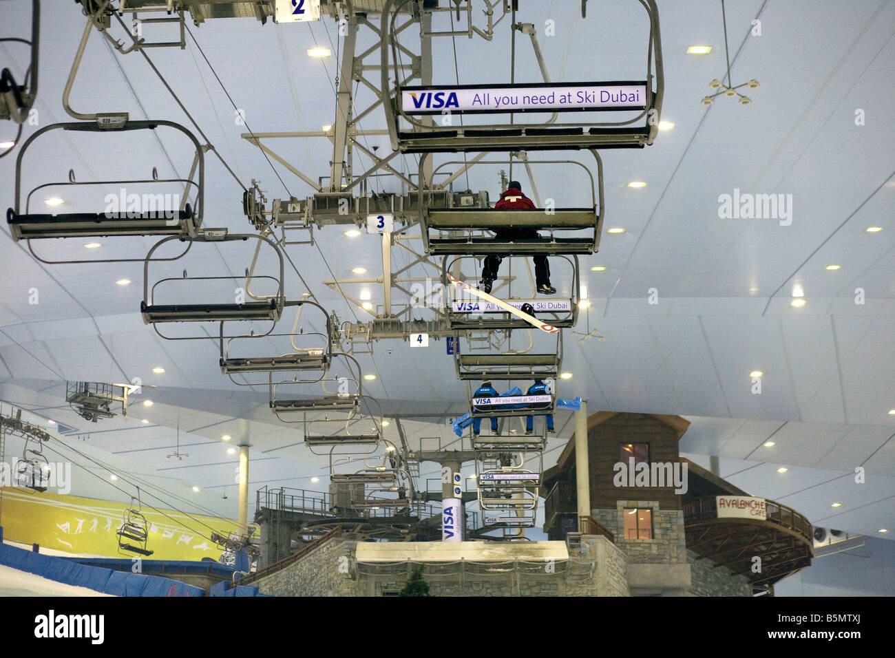 Ski Lift inside of Ski Dubai Ski Dome Skilift im Skidom Ski Dubai Stock ...