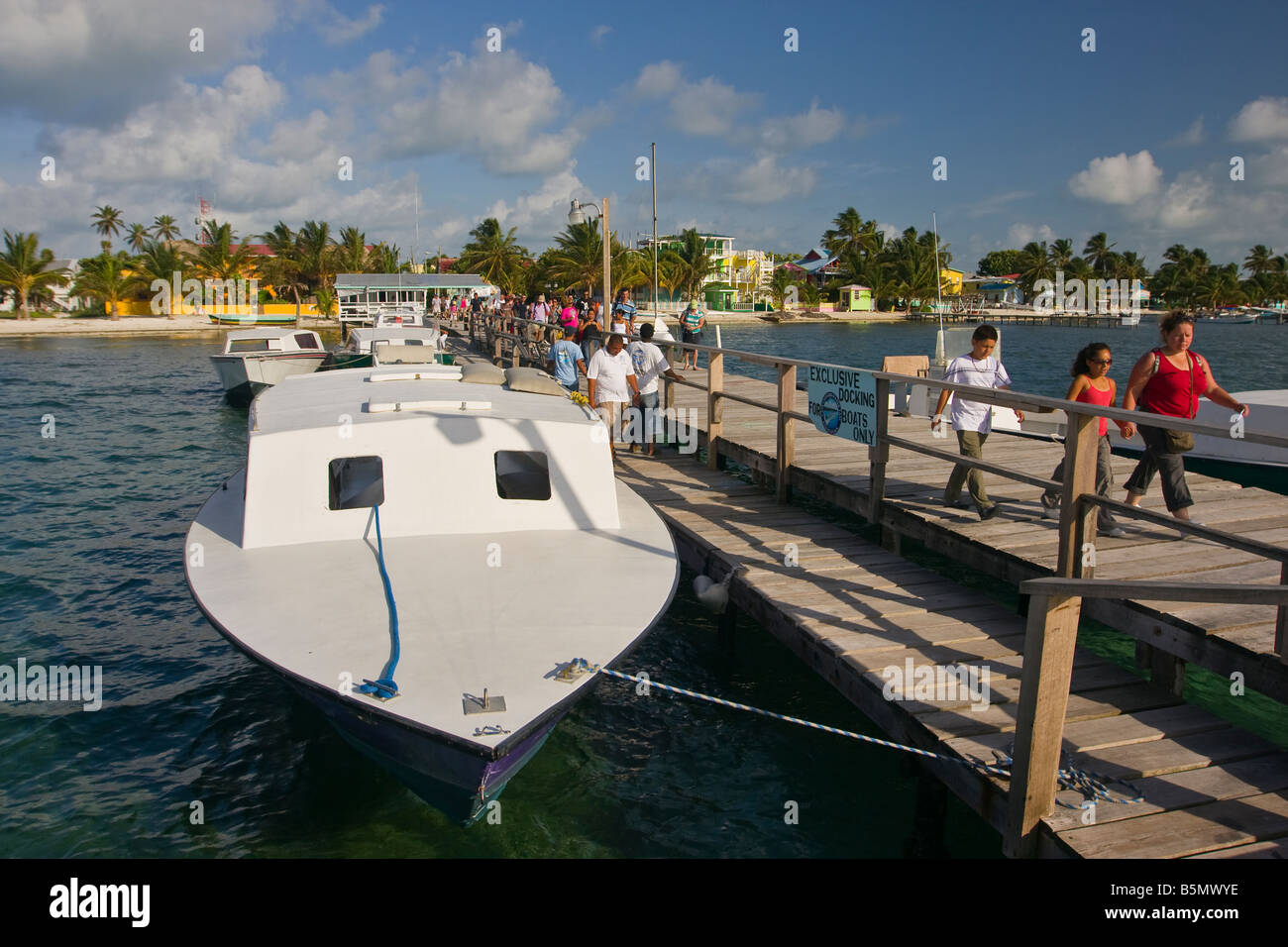 Tourists prepare board ferry hi-res stock photography and images - Alamy