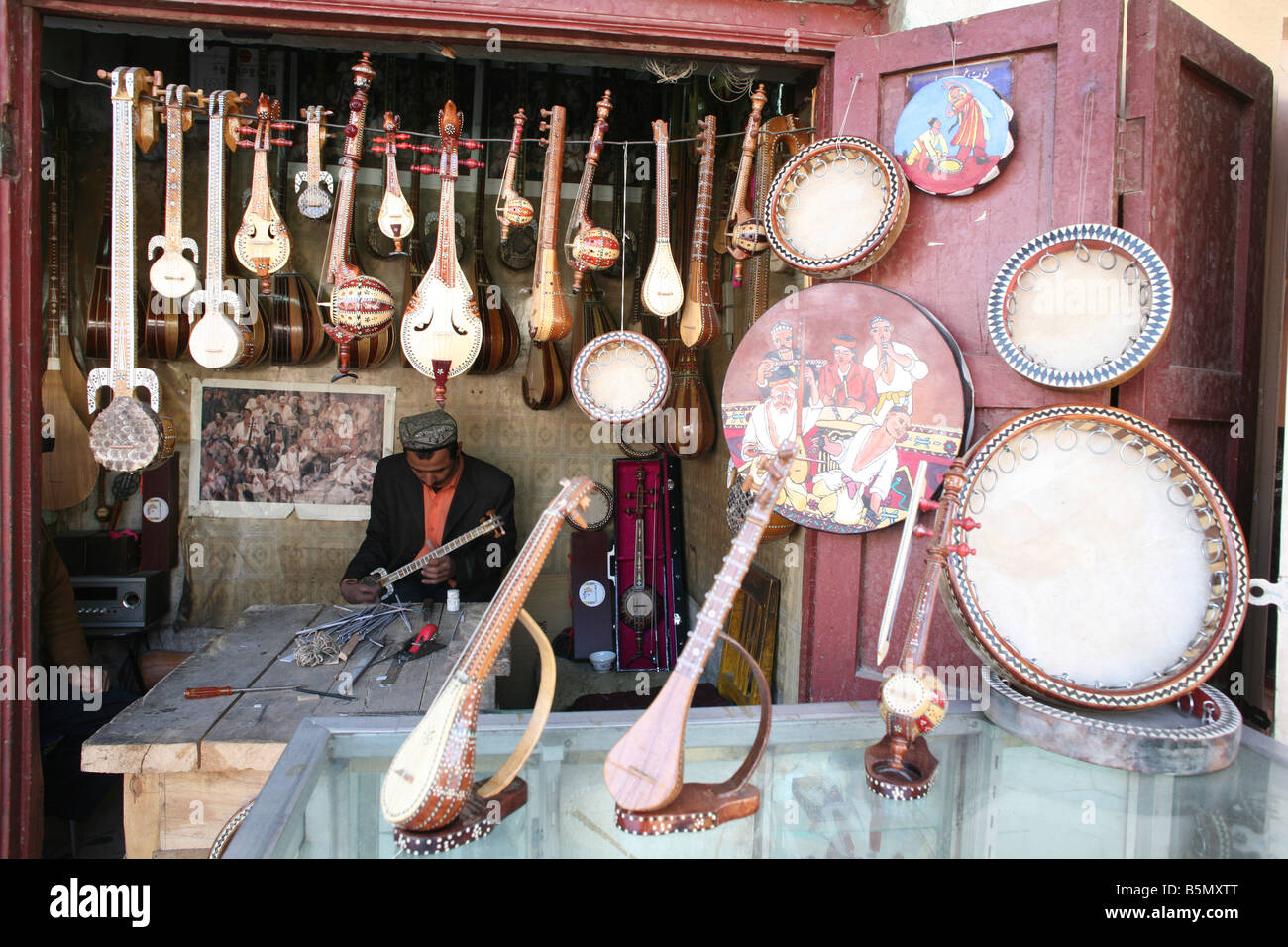 Musical intruments hi-res stock photography and images - Alamy