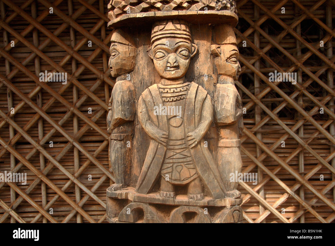 Wood carving on pillar of royal palace building at Babunko Ring Road ...
