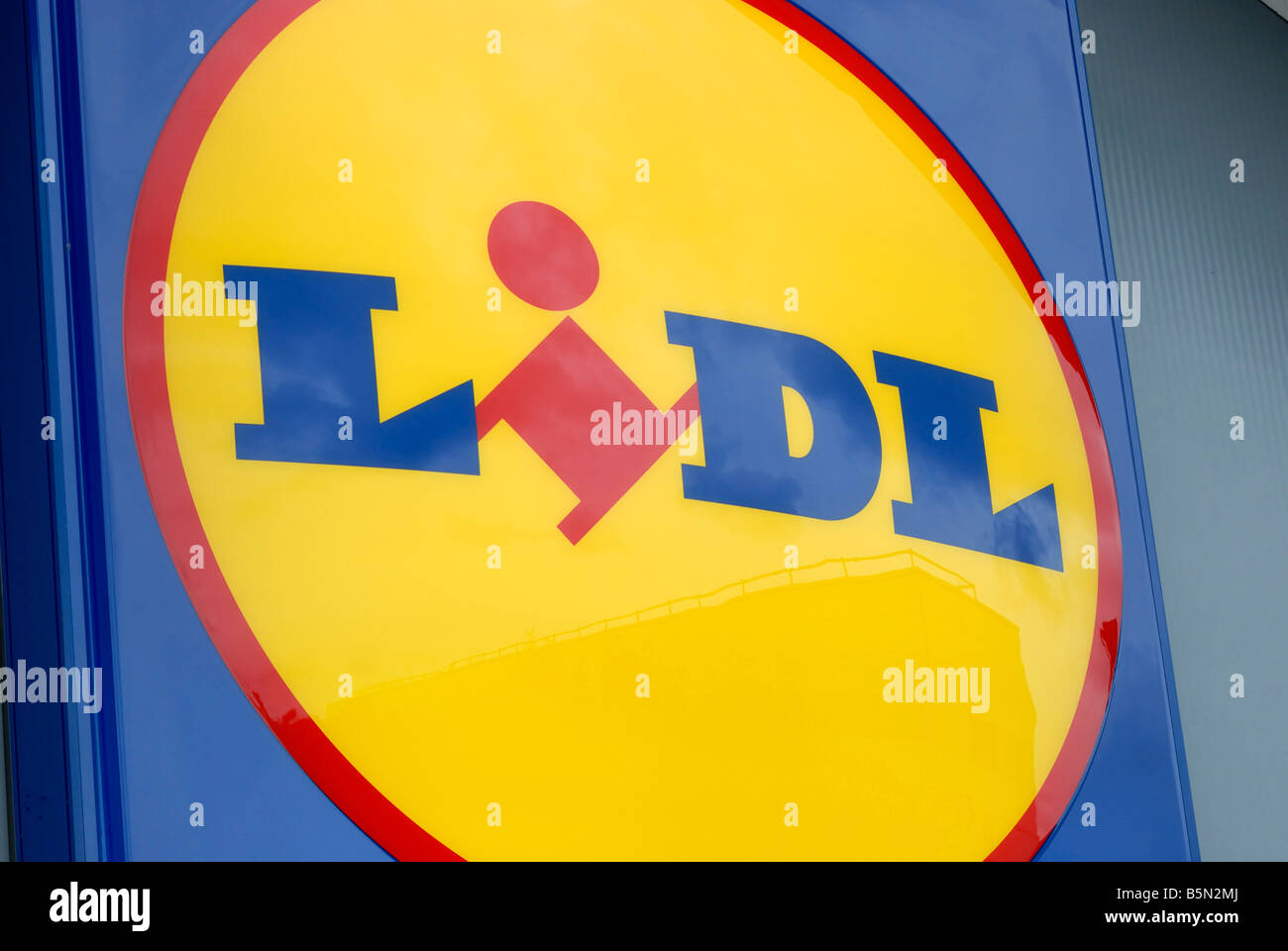 Lidl signs hi-res stock photography and images - Alamy